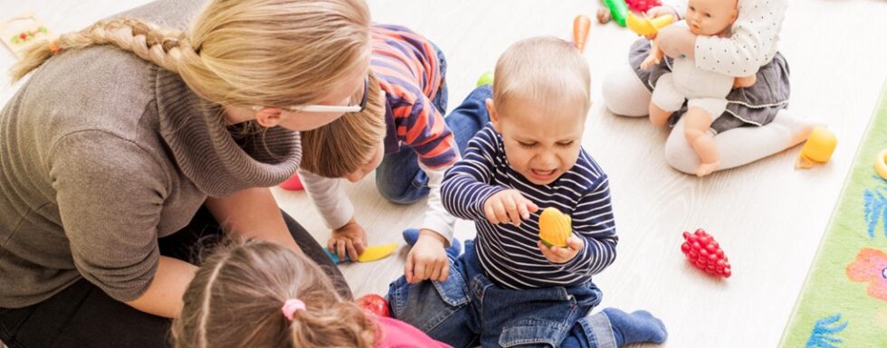 Auxiliaire de crèche : ses missions, les formations à suivre, le salaire
