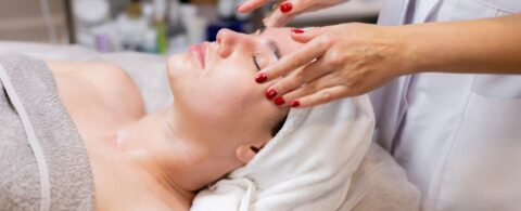 Épilation au fil : tuto, avantages et inconvénients